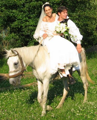 Acasă - Cristi Iacob a ajuns la nunta lui calare pe un cal alb, inainte ...