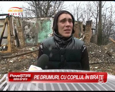 Acasă - Pe drumuri, cu copilul in brate, dupa ce le-a ars din temelii ...