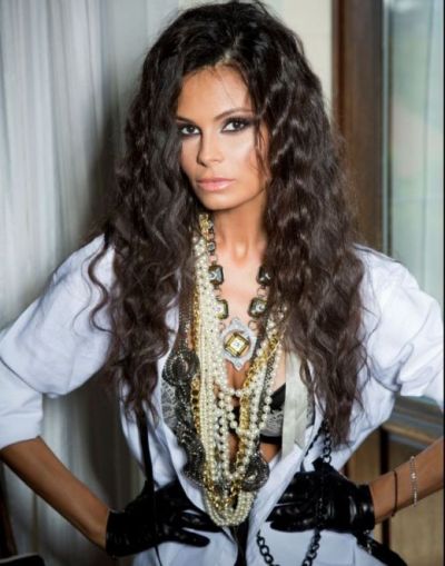 Acasă - Secretul uneia dintre cele mai frumoase femei din Romania. Ce ...