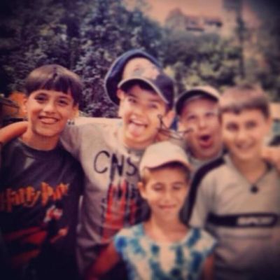 Acasă - Il recunosti pe baiatul in tricou cu Harry Potter si tuns ...