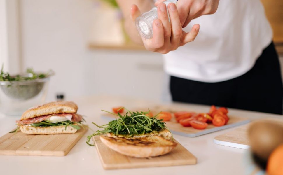 Ce se întâmplă în corpul tău dacă elimini o linguriță de sare din dieta ...