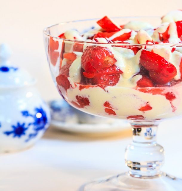 Capsuni cu frisca raw vegana | FoodStory | StirileProTV.ro