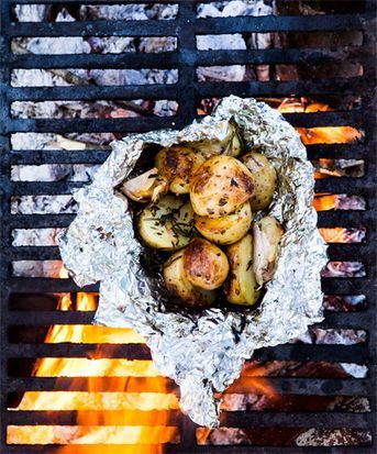 Cartofi copti pe foc de lemne | FoodStory | StirileProTV.ro