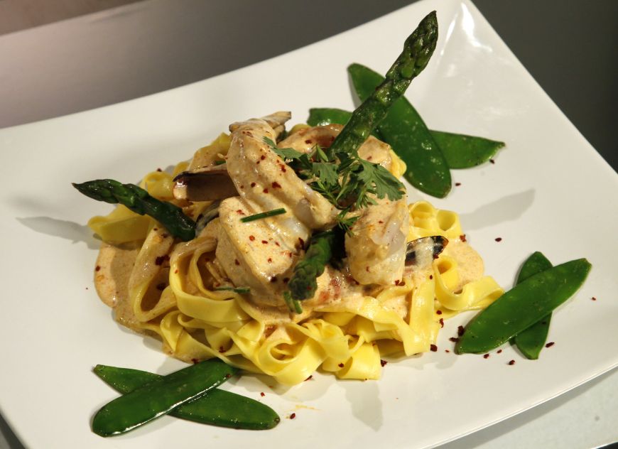 Reteta Gabriela Irimia: creveti black tiger cu sos de cocos, curry si ...