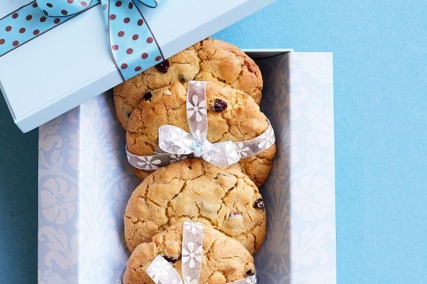 Biscuiti cu ciocolata alba, merisoare si nuci | FoodStory | StirileProTV.ro