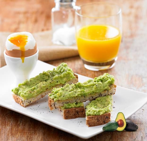 Toast cu avocado si oua fierte moi | FoodStory | StirileProTV.ro