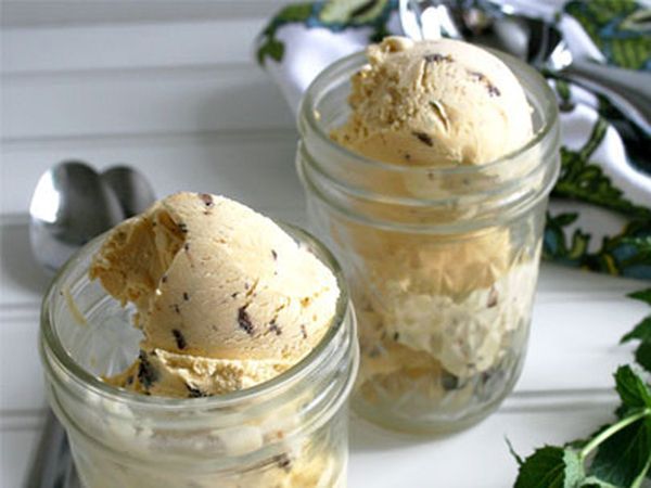 Inghetata de menta fara lapte cu bucati de ciocolata | FoodStory ...