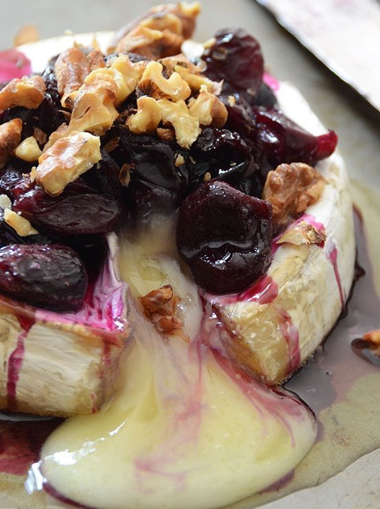 Branza Brie coapta cu struguri in sirop si nuci | FoodStory ...