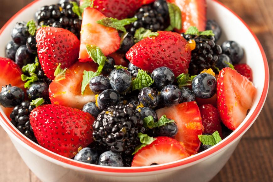 Salata cu fructe de padure si sirop de portocale | FoodStory ...