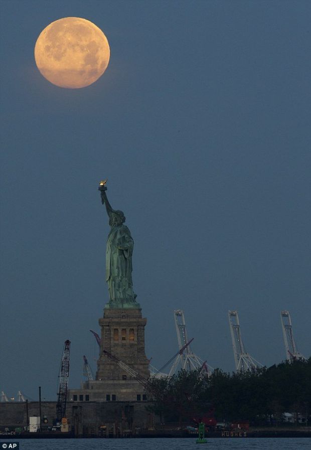 SuperLuna! Imagini cu satelitul natural la cea mai mica distanta de ... SuperLuna! Imagini cu satelitul natural la cea mai mica distanta de ...