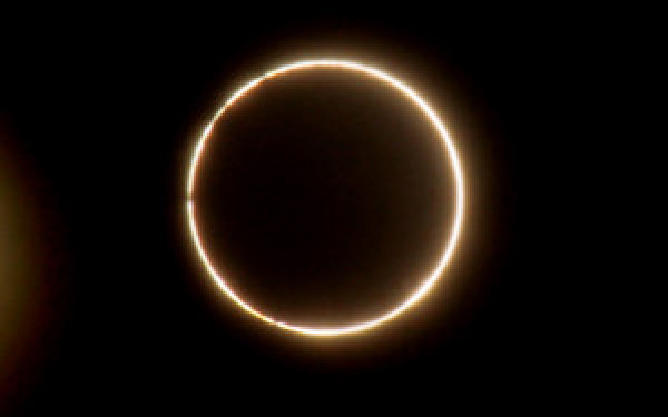 Eclipsa hibrida de soare. Fenomen astronomic rar pe 3 noiembrie. LIVE ...