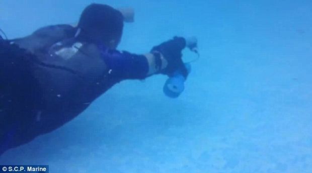 x2 Underwater Jet Pack, un propulsor subacvatic, disponibil pentru 3. ...