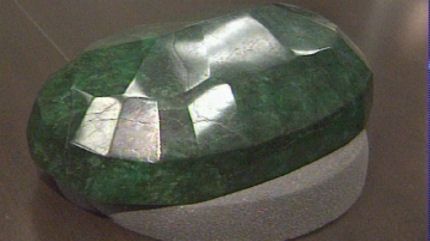 Cel mai mare smarald din lume, scos la licitatie. Este cat un pepene si ...