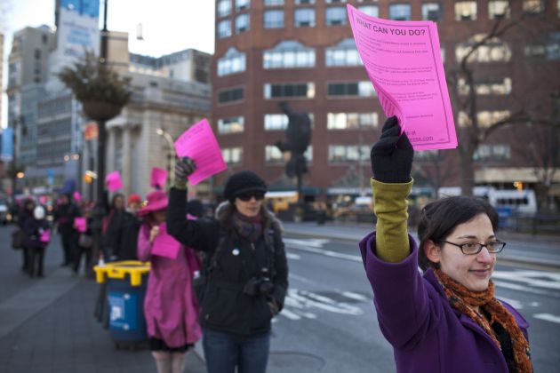 Cel mai lung sir de someri din lume . Mii de oameni au protestat in New ...