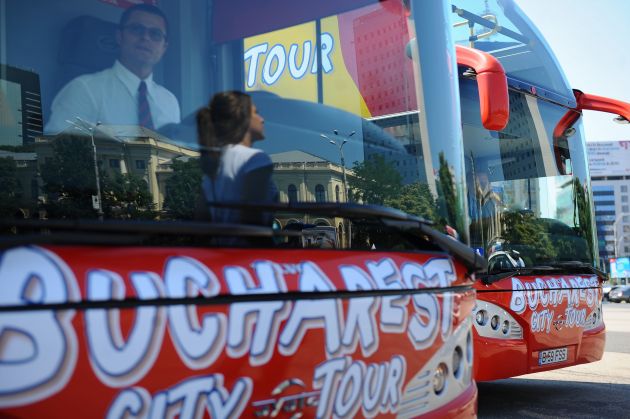 Bucurestiul se lauda cu 4 autobuze pentru traseul turistic, dotate ...