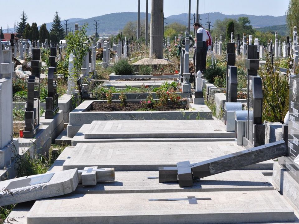 Biserica nu vrea concurenta. Credinciosii, lipsiti de slujbe daca detin ...