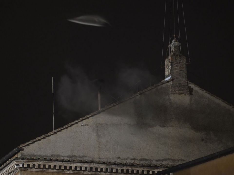 Fum negru la Vatican. Cardinalii au incheiat votul fara sa aleaga un ...