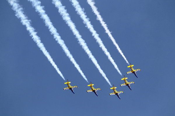 Spectacol aviatic grandios pe Aeroportul Baneasa, la implinirea a 90 de ...