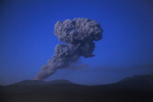 Eruptie spectaculoasa a unui vulcan in Japonia, care a imbracat un ...