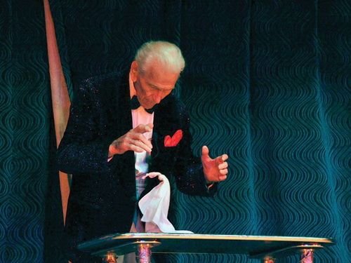 A murit magicianul John Calvert, o legenda a Hollywood-ului. Avea 102 ...