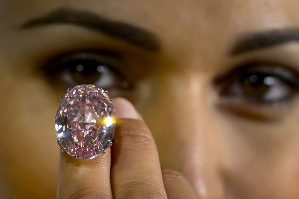 Diamantul Steaua roz , vandut cu suma record de 83 de milioane de ...