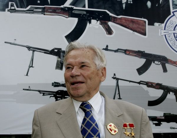 Mihail Kalasnikov, parintele legendarului pistol-mitraliera AK-47, este ...