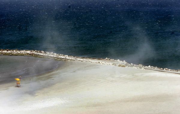 Cod rosu de inundatii in judetul Constanta, cu eroziuni puternice ale ...