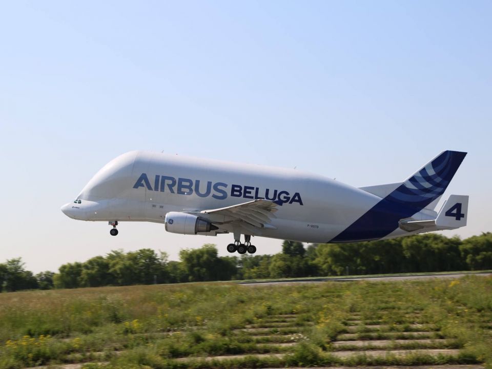 Airbus Beluga, unul dintre cele mai mari avioane din lume, a ajuns ...