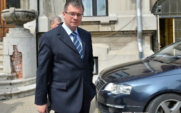 Mihai Razvan Ungureanu demisioneaza de la conducerea Serviciului de ...
